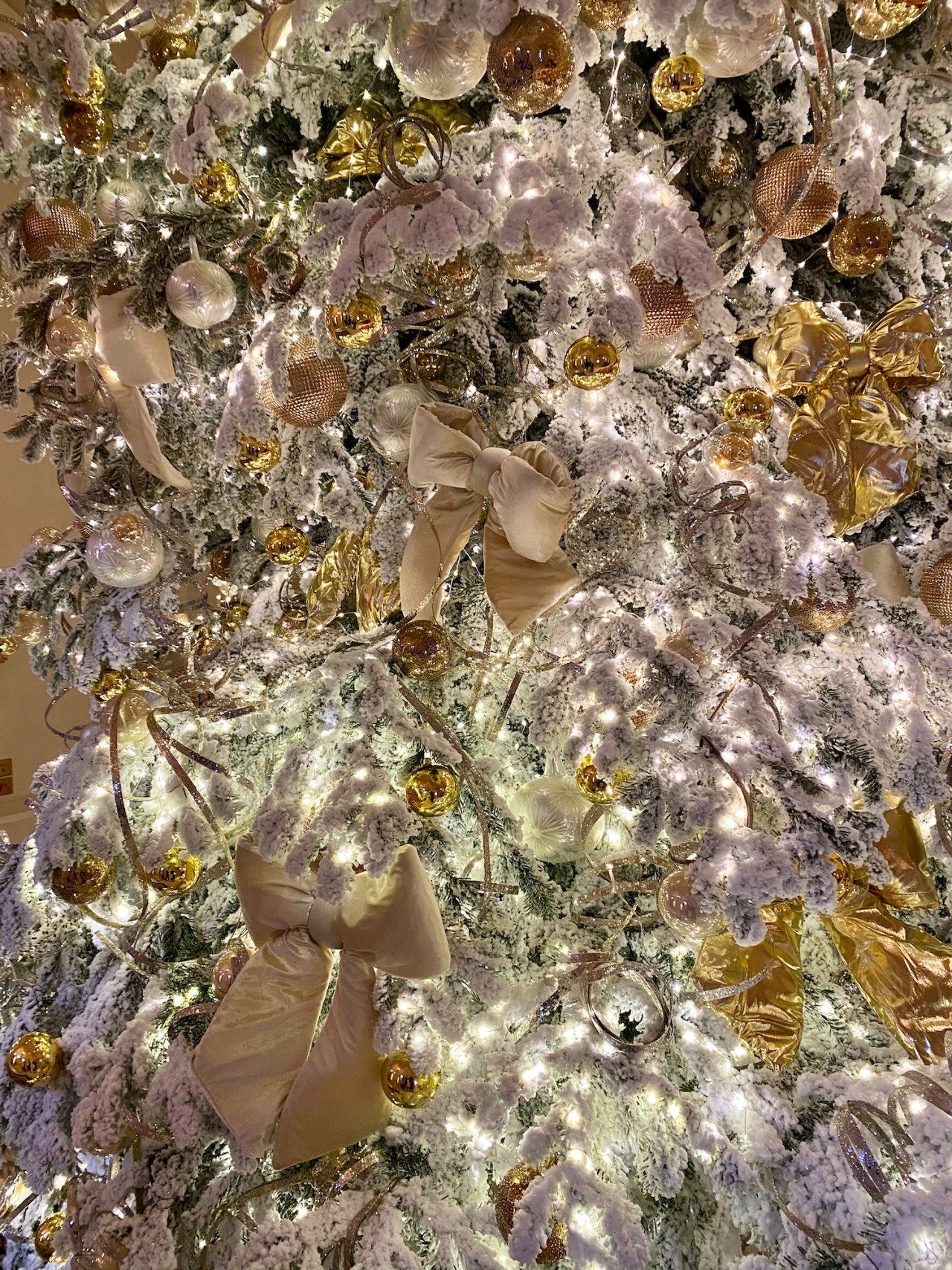 The Ritz Paris Christmas Tree 2020 - Christmas in Paris - Landen Kerr